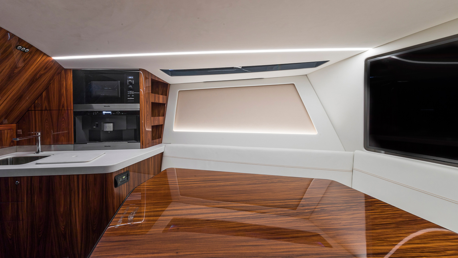 Aston Martin AM37S: The boat that thinks it’s a car