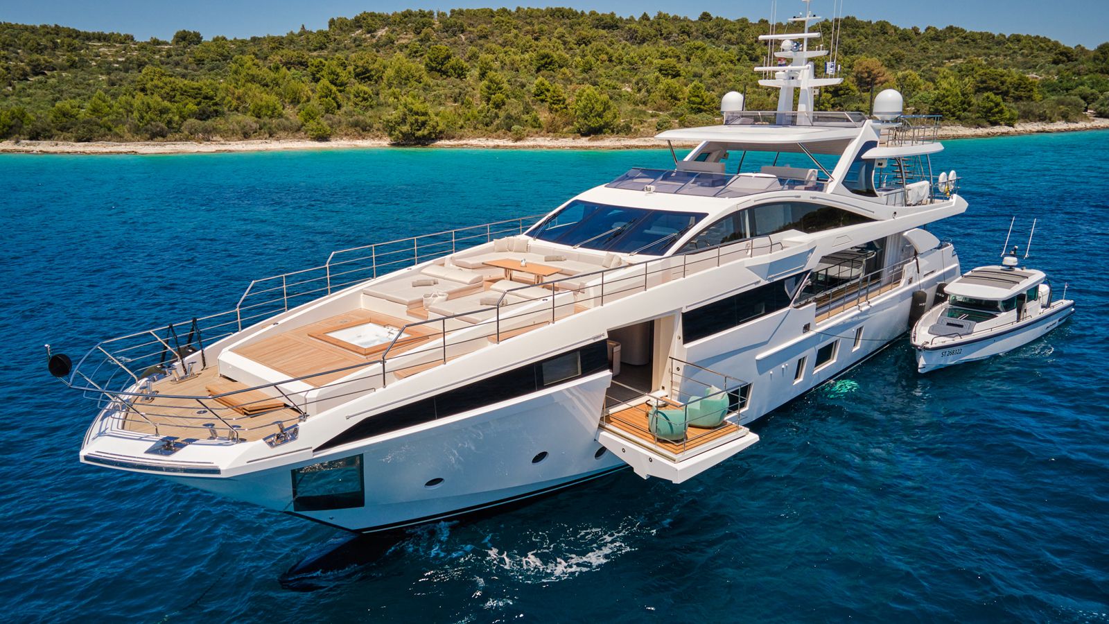 €550k price reduction on 35m Azimut motor yacht Heed