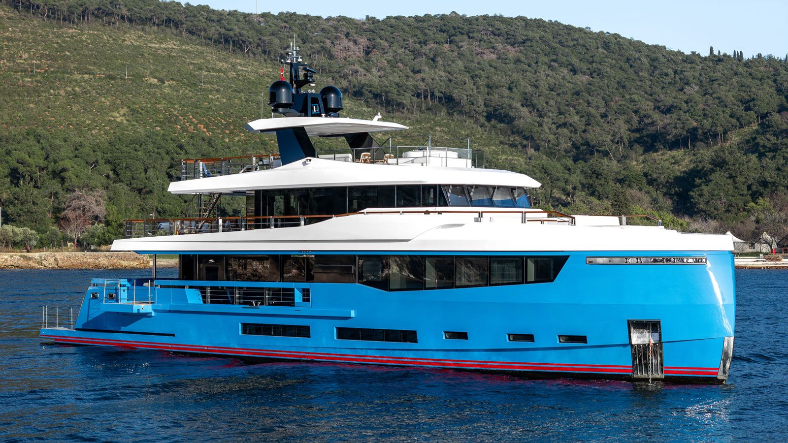 €500k price reduction on 35m AES Yacht explorer Mereley I